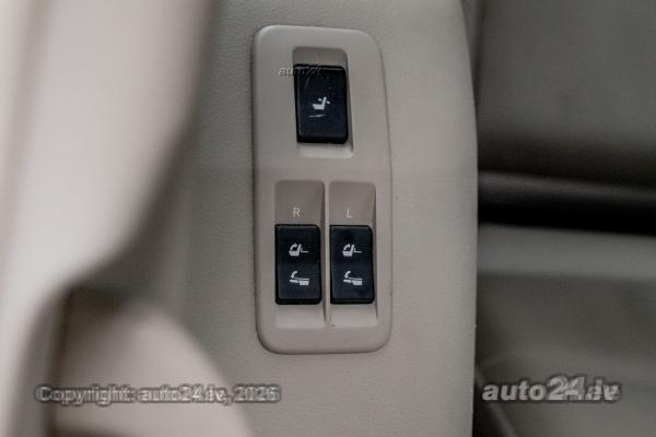 White Toyota Land Cruiser 2012 in Parnu, with an engine capacity of 3.00 L and mileage of 158 thousand km for 29900 €, photo 7 on AUTOMOTO.COM.LV