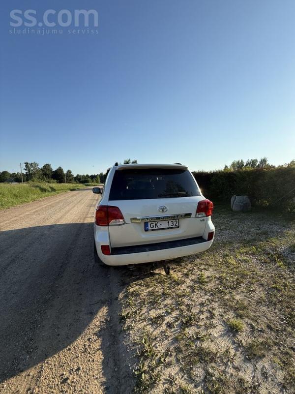 White Toyota Land Cruiser 2012 in Tukums, with an engine capacity of 4.50 L and mileage of 282 thousand km for 32500 €, photo 4 on AUTOMOTO.COM.LV