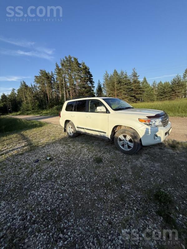 White Toyota Land Cruiser 2012 in Tukums, with an engine capacity of 4.50 L and mileage of 282 thousand km for 32500 €, photo 5 on AUTOMOTO.COM.LV