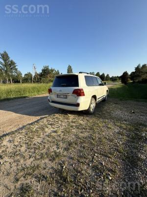 Balts Toyota Land Cruiser 2012 Tukums, ar dzinēja tilpumu 4.50 L un nobraukumu 282 tūkst. km par 32500 €, foto 7 vietnē AUTOMOTO.COM.LV