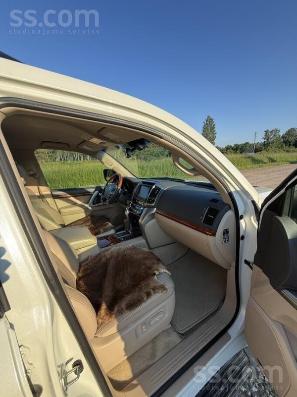 White Toyota Land Cruiser 2012 in Tukums, with an engine capacity of 4.50 L and mileage of 282 thousand km for 32500 €, photo 7 on AUTOMOTO.COM.LV