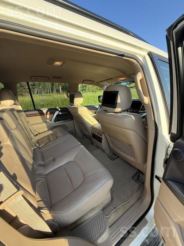 White Toyota Land Cruiser 2012 in Tukums, with an engine capacity of 4.50 L and mileage of 282 thousand km for 32500 €, photo 8 on AUTOMOTO.COM.LV