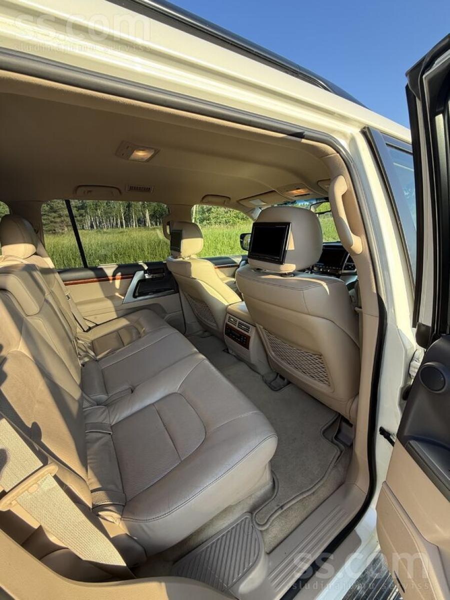 Balts Toyota Land Cruiser 2012 Tukums, ar dzinēja tilpumu 4.50 L un nobraukumu 282 tūkst. km par 32500 €, foto 9 vietnē AUTOMOTO.COM.LV