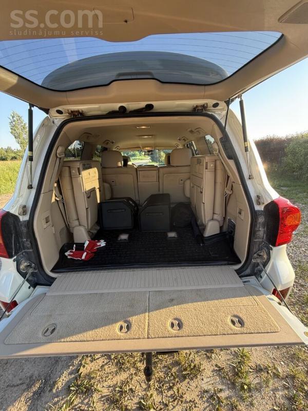White Toyota Land Cruiser 2012 in Tukums, with an engine capacity of 4.50 L and mileage of 282 thousand km for 32500 €, photo 9 on AUTOMOTO.COM.LV