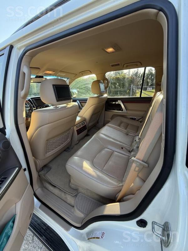 White Toyota Land Cruiser 2012 in Tukums, with an engine capacity of 4.50 L and mileage of 282 thousand km for 32500 €, photo 10 on AUTOMOTO.COM.LV