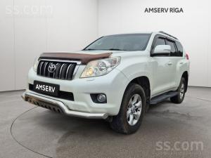 Balts Toyota Land Cruiser 2012 Rīga, ar dzinēja tilpumu 3.00 L un nobraukumu 278 tūkst. km par 22400 €, foto  vietnē AUTOMOTO.COM.LV