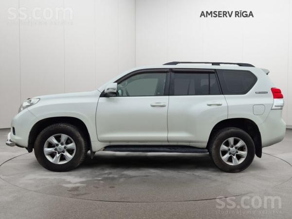 Toyota Land Cruiser 2012 in Riga on AUTOMOTO.COM.LV White Toyota Land Cruiser 2012 in Riga, with an engine capacity of 3.00 L and mileage of 278 thousand km for 22400 €, photo 4 on AUTOMOTO.COM.LV