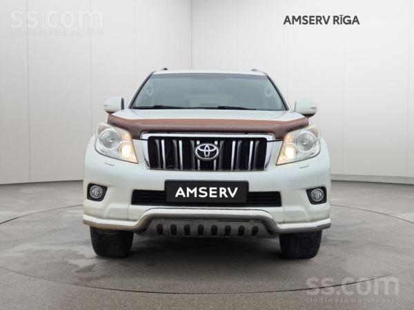 Toyota Land Cruiser 2012 in Riga on AUTOMOTO.COM.LV White Toyota Land Cruiser 2012 in Riga, with an engine capacity of 3.00 L and mileage of 278 thousand km for 22400 €, photo 6 on AUTOMOTO.COM.LV