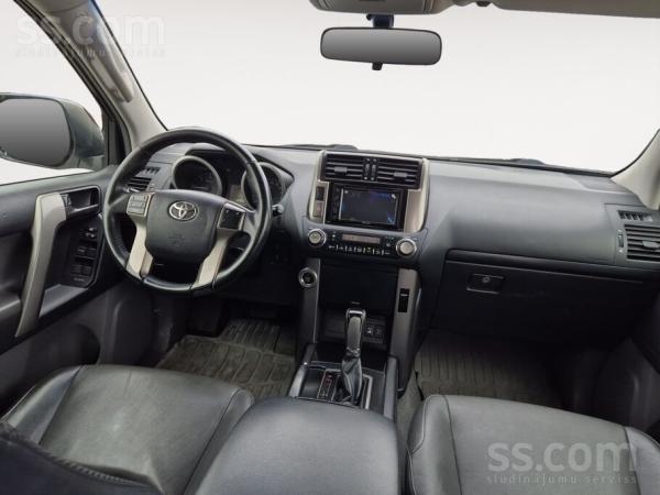 Toyota Land Cruiser 2012 in Riga on AUTOMOTO.COM.LV White Toyota Land Cruiser 2012 in Riga, with an engine capacity of 3.00 L and mileage of 278 thousand km for 22400 €, photo 9 on AUTOMOTO.COM.LV