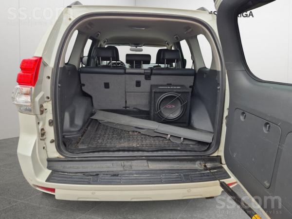 Toyota Land Cruiser 2012 in Riga on AUTOMOTO.COM.LV White Toyota Land Cruiser 2012 in Riga, with an engine capacity of 3.00 L and mileage of 278 thousand km for 22400 €, photo 11 on AUTOMOTO.COM.LV