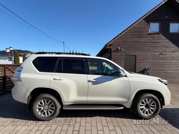 White Toyota Land Cruiser 2014 in Parnu, with an engine capacity of 3.00 L and mileage of 254 thousand km for 30500 €, photo 3 on AUTOMOTO.COM.LV