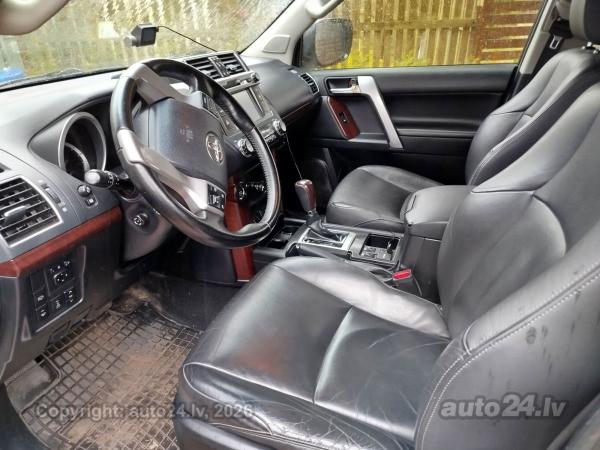 Balts Toyota Land Cruiser 2014 Tallina, ar dzinēja tilpumu 3.00 L un nobraukumu 219 tūkst. km par 27000 €, foto 7 vietnē AUTOMOTO.COM.LV