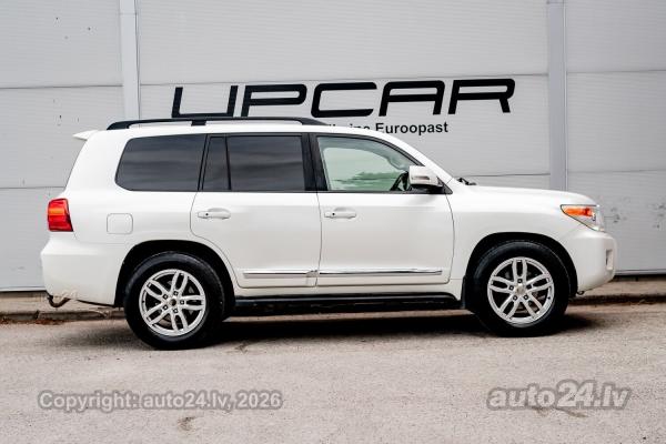 White Toyota Land Cruiser 2014 in Parnu, with an engine capacity of 4.50 L and mileage of 245 thousand km for 44900 €, photo 4 on AUTOMOTO.COM.LV