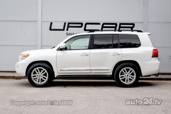 White Toyota Land Cruiser 2014 in Parnu, with an engine capacity of 4.50 L and mileage of 245 thousand km for 44900 €, photo 5 on AUTOMOTO.COM.LV