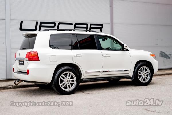 White Toyota Land Cruiser 2014 in Parnu, with an engine capacity of 4.50 L and mileage of 245 thousand km for 44900 €, photo 6 on AUTOMOTO.COM.LV