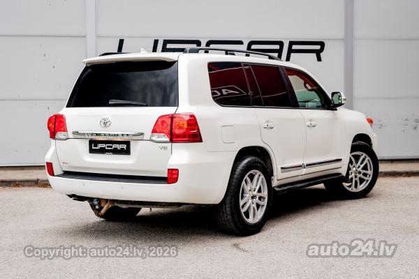 White Toyota Land Cruiser 2014 in Parnu, with an engine capacity of 4.50 L and mileage of 245 thousand km for 44900 €, photo 8 on AUTOMOTO.COM.LV