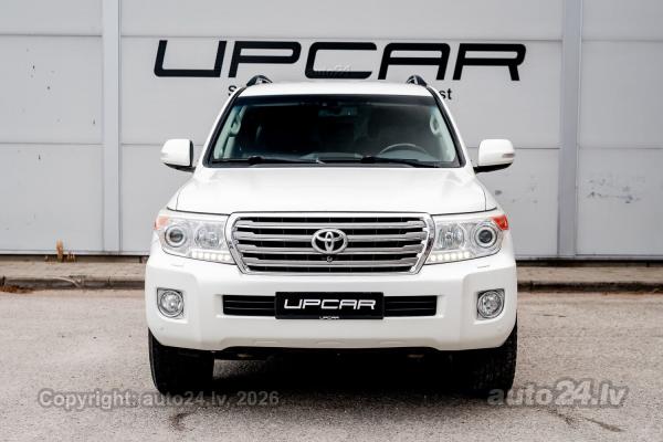 White Toyota Land Cruiser 2014 in Parnu, with an engine capacity of 4.50 L and mileage of 245 thousand km for 44900 €, photo 9 on AUTOMOTO.COM.LV