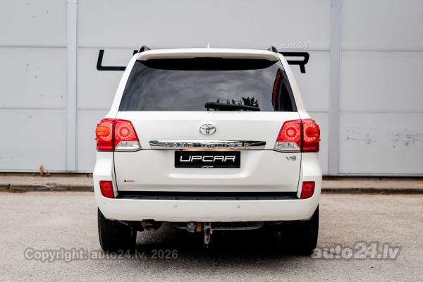 White Toyota Land Cruiser 2014 in Parnu, with an engine capacity of 4.50 L and mileage of 245 thousand km for 44900 €, photo 10 on AUTOMOTO.COM.LV