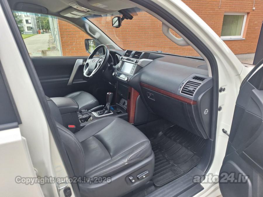 Balts Toyota Land Cruiser 2014 Tallina, ar dzinēja tilpumu 3.00 L un nobraukumu 196 tūkst. km par 26990 €, foto 7 vietnē AUTOMOTO.COM.LV