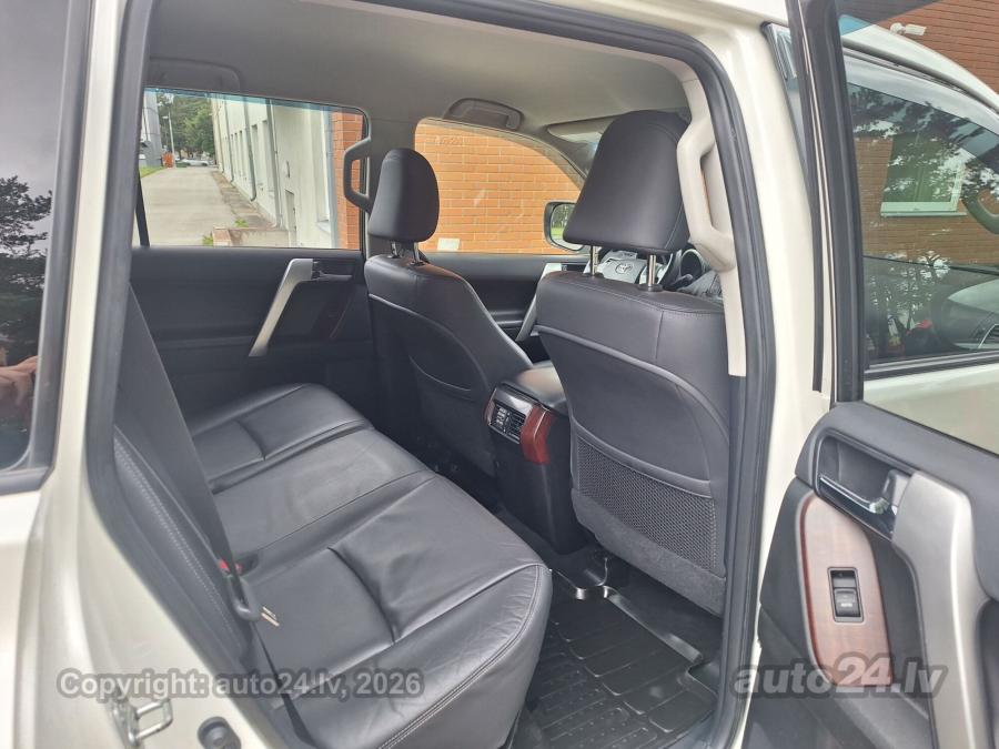 Balts Toyota Land Cruiser 2014 Tallina, ar dzinēja tilpumu 3.00 L un nobraukumu 196 tūkst. km par 26990 €, foto 9 vietnē AUTOMOTO.COM.LV