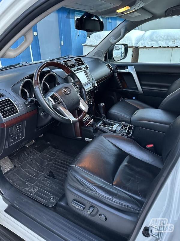 Balts Toyota Land Cruiser 2015 Viļņa, ar dzinēja tilpumu 2.90 L un nobraukumu 189 tūkst. km par 30000 €, foto 8 vietnē AUTOMOTO.COM.LV
