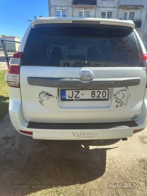 White Toyota Land Cruiser 2015 in Riga, with an engine capacity of 3.00 L and mileage of 157 thousand km for 30000 €, photo 6 on AUTOMOTO.COM.LV