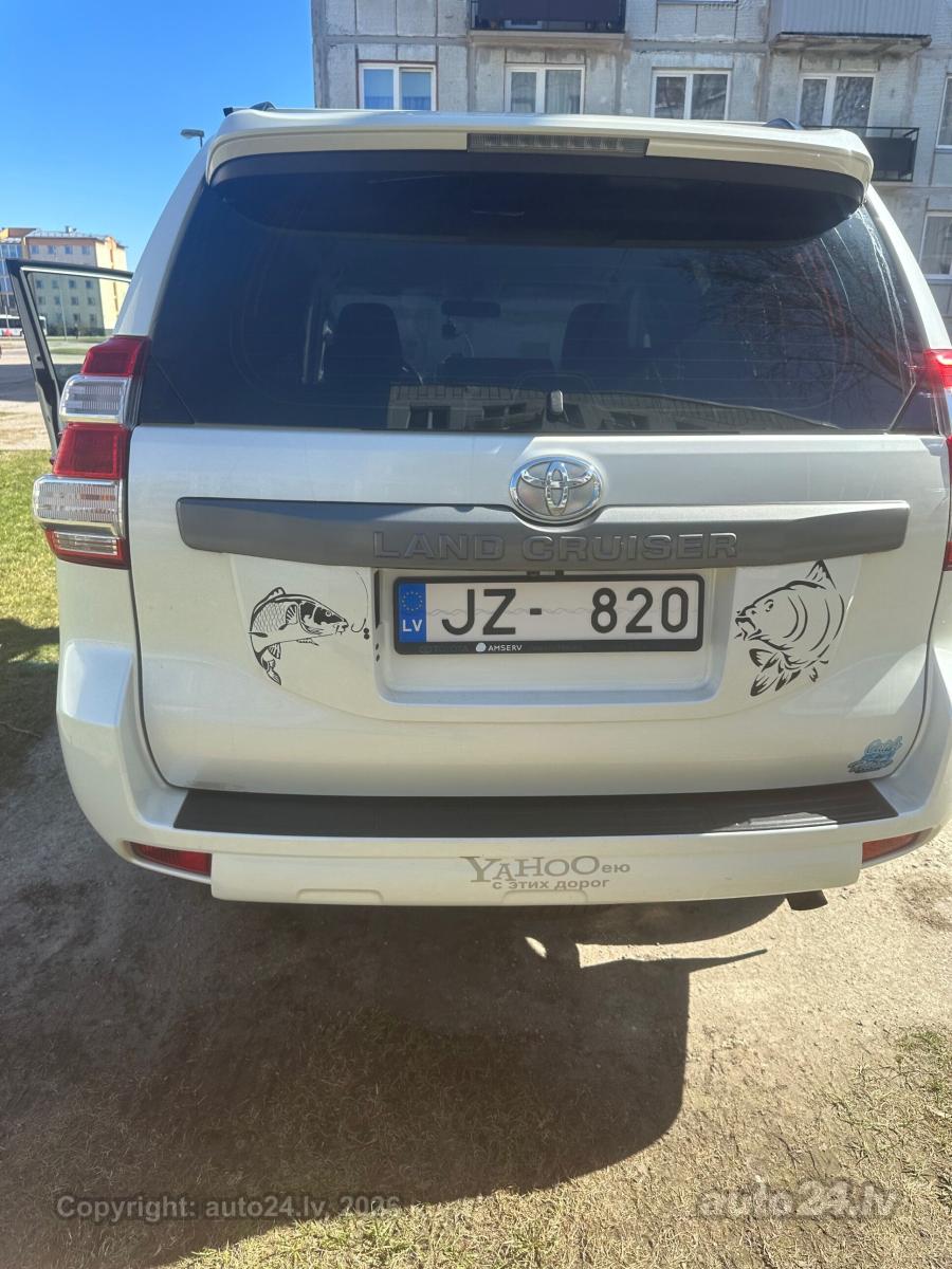 White Toyota Land Cruiser 2015 in Riga, with an engine capacity of 3.00 L and mileage of 157 thousand km for 30000 €, photo 6 on AUTOMOTO.COM.LV