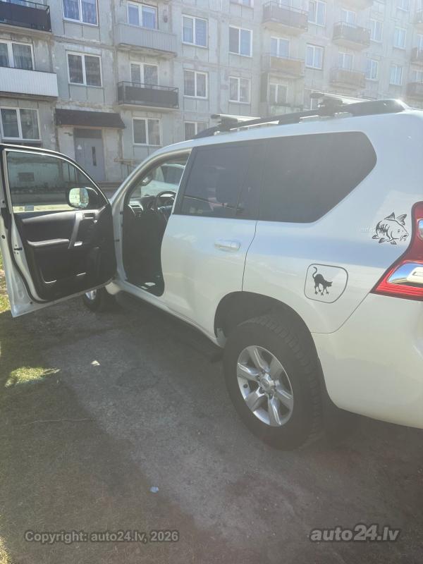 White Toyota Land Cruiser 2015 in Riga, with an engine capacity of 3.00 L and mileage of 157 thousand km for 30000 €, photo 6 on AUTOMOTO.COM.LV