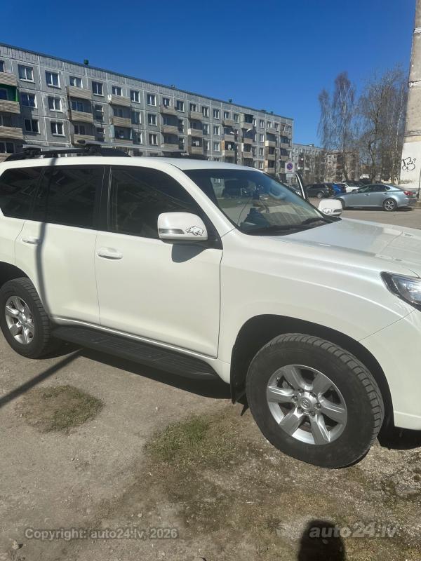 White Toyota Land Cruiser 2015 in Riga, with an engine capacity of 3.00 L and mileage of 157 thousand km for 30000 €, photo 7 on AUTOMOTO.COM.LV