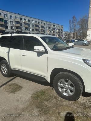 White Toyota Land Cruiser 2015 in Riga, with an engine capacity of 3.00 L and mileage of 157 thousand km for 30000 €, photo 8 on AUTOMOTO.COM.LV