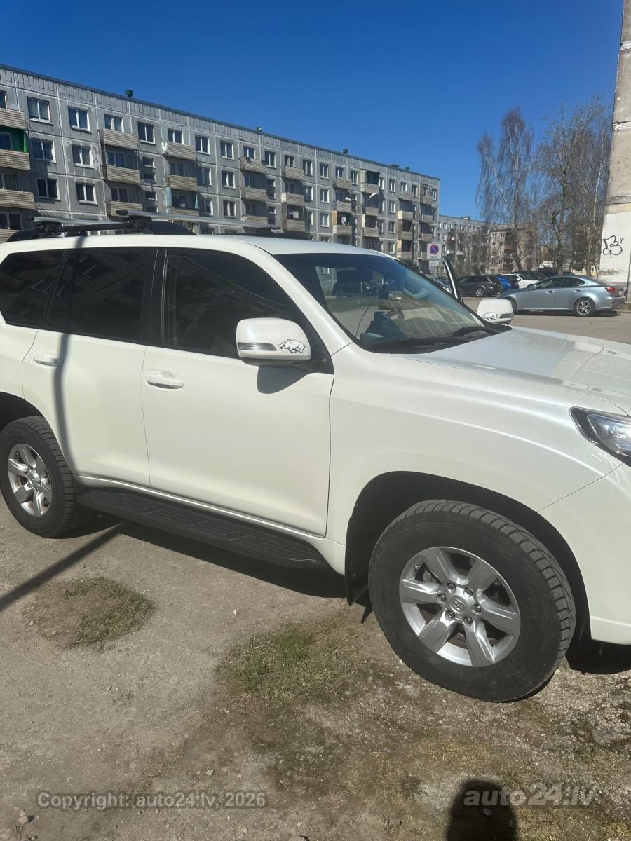 White Toyota Land Cruiser 2015 in Riga, with an engine capacity of 3.00 L and mileage of 157 thousand km for 30000 €, photo 8 on AUTOMOTO.COM.LV