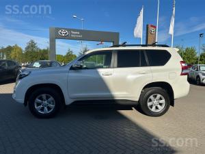 White Toyota Land Cruiser 2015 in Liepaja, with an engine capacity of 3.00 L and mileage of 158 thousand km for 29900 €, photo 3 on AUTOMOTO.COM.LV