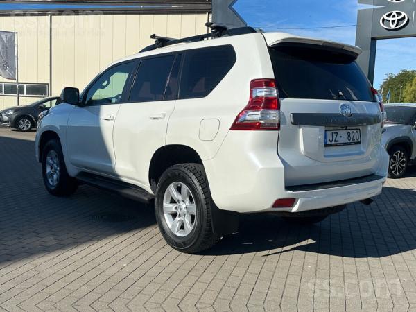 Balts Toyota Land Cruiser 2015 Liepāja, ar dzinēja tilpumu 3.00 L un nobraukumu 158 tūkst. km par 29900 €, foto 3 vietnē AUTOMOTO.COM.LV
