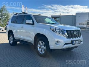 White Toyota Land Cruiser 2015 in Liepaja, with an engine capacity of 3.00 L and mileage of 158 thousand km for 29900 €, photo 5 on AUTOMOTO.COM.LV