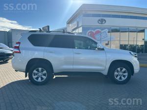 White Toyota Land Cruiser 2015 in Liepaja, with an engine capacity of 3.00 L and mileage of 158 thousand km for 29900 €, photo 6 on AUTOMOTO.COM.LV