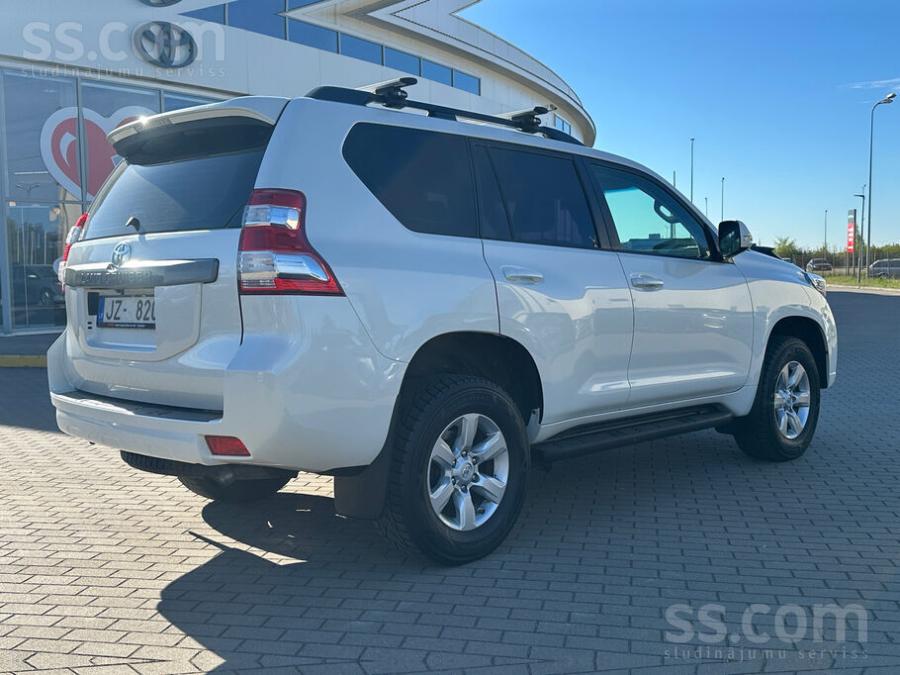 White Toyota Land Cruiser 2015 in Liepaja, with an engine capacity of 3.00 L and mileage of 158 thousand km for 29900 €, photo 7 on AUTOMOTO.COM.LV