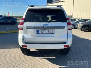 White Toyota Land Cruiser 2015 in Liepaja, with an engine capacity of 3.00 L and mileage of 158 thousand km for 29900 €, photo 9 on AUTOMOTO.COM.LV