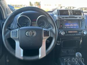 White Toyota Land Cruiser 2015 in Liepaja, with an engine capacity of 3.00 L and mileage of 158 thousand km for 29900 €, photo 11 on AUTOMOTO.COM.LV