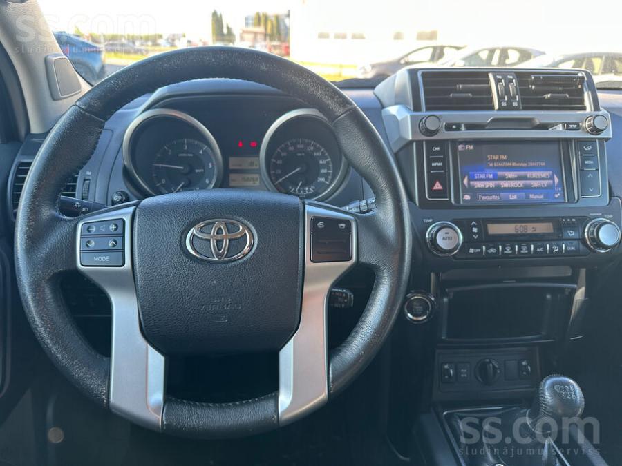 White Toyota Land Cruiser 2015 in Liepaja, with an engine capacity of 3.00 L and mileage of 158 thousand km for 29900 €, photo 11 on AUTOMOTO.COM.LV