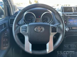 White Toyota Land Cruiser 2015 in Liepaja, with an engine capacity of 3.00 L and mileage of 158 thousand km for 29900 €, photo 12 on AUTOMOTO.COM.LV