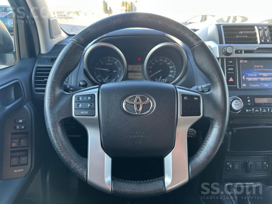 White Toyota Land Cruiser 2015 in Liepaja, with an engine capacity of 3.00 L and mileage of 158 thousand km for 29900 €, photo 12 on AUTOMOTO.COM.LV