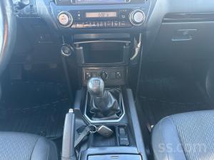 White Toyota Land Cruiser 2015 in Liepaja, with an engine capacity of 3.00 L and mileage of 158 thousand km for 29900 €, photo 16 on AUTOMOTO.COM.LV