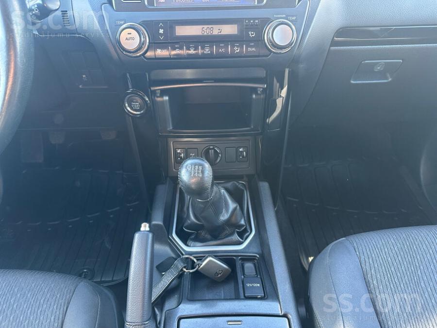 White Toyota Land Cruiser 2015 in Liepaja, with an engine capacity of 3.00 L and mileage of 158 thousand km for 29900 €, photo 16 on AUTOMOTO.COM.LV