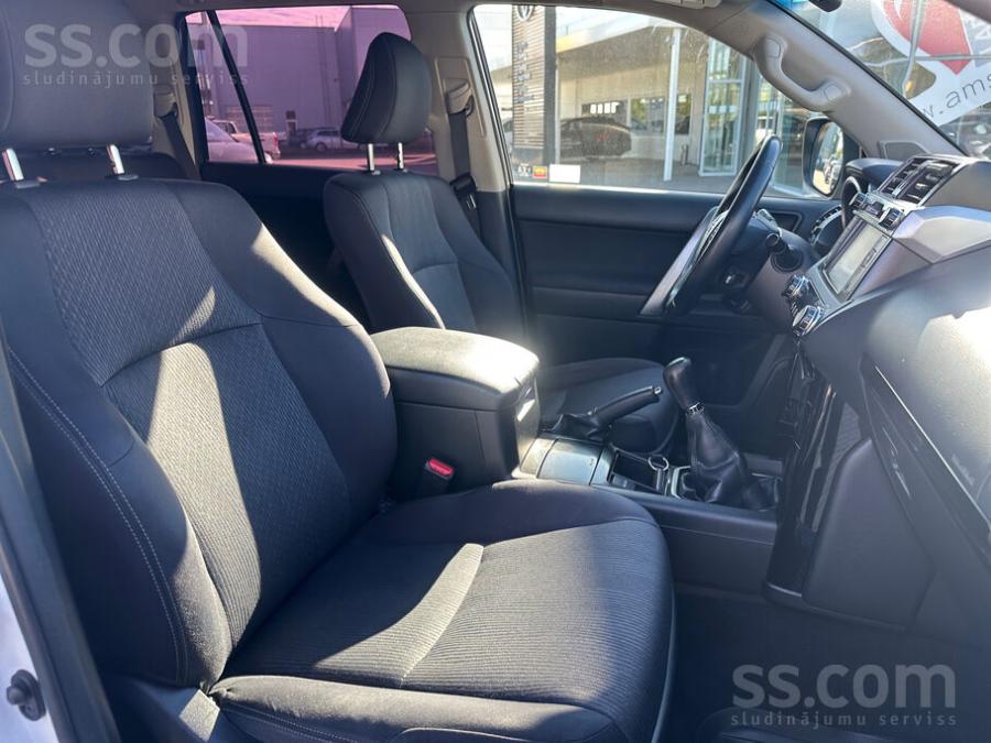 White Toyota Land Cruiser 2015 in Liepaja, with an engine capacity of 3.00 L and mileage of 158 thousand km for 29900 €, photo 17 on AUTOMOTO.COM.LV