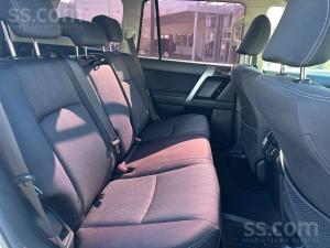 White Toyota Land Cruiser 2015 in Liepaja, with an engine capacity of 3.00 L and mileage of 158 thousand km for 29900 €, photo 18 on AUTOMOTO.COM.LV