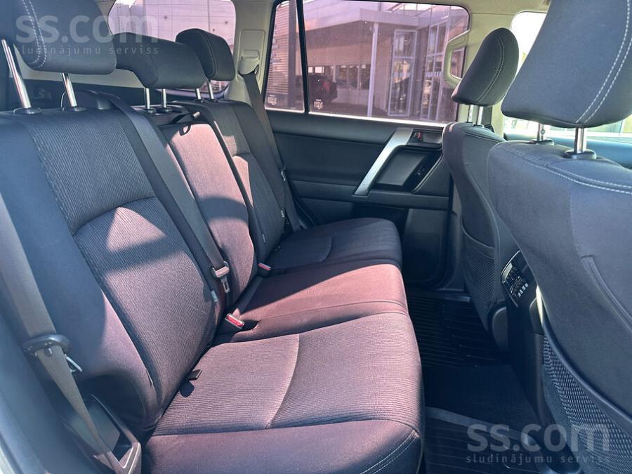 White Toyota Land Cruiser 2015 in Liepaja, with an engine capacity of 3.00 L and mileage of 158 thousand km for 29900 €, photo 18 on AUTOMOTO.COM.LV