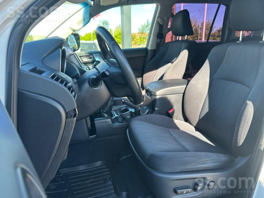 White Toyota Land Cruiser 2015 in Liepaja, with an engine capacity of 3.00 L and mileage of 158 thousand km for 29900 €, photo 19 on AUTOMOTO.COM.LV