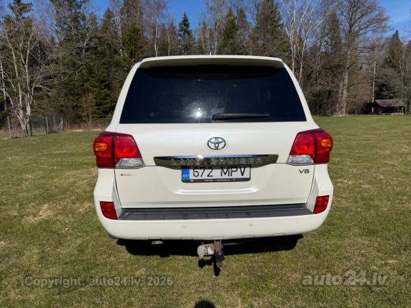 Balts Toyota Land Cruiser 2016 Kuresāre, ar dzinēja tilpumu 4.50 L un nobraukumu 2800 tūkst. km par 37900 €, foto 3 vietnē AUTOMOTO.COM.LV