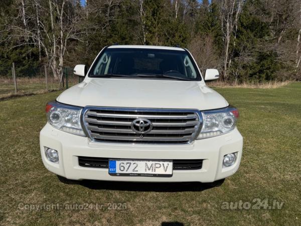 White Toyota Land Cruiser 2016 in Kuressaare, with an engine capacity of 4.50 L and mileage of 2800 thousand km for 37900 €, photo 10 on AUTOMOTO.COM.LV