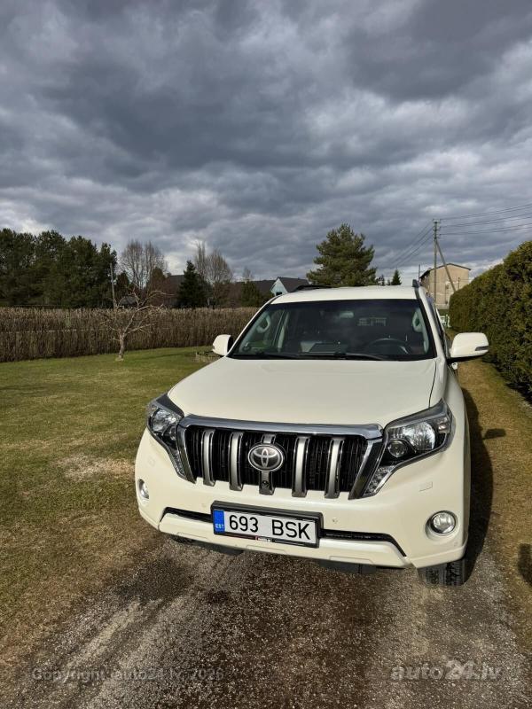 White Toyota Land Cruiser 2016 in Tallinn, with an engine capacity of 2.80 L and mileage of 285 thousand km for 32000 €, photo 2 on AUTOMOTO.COM.LV